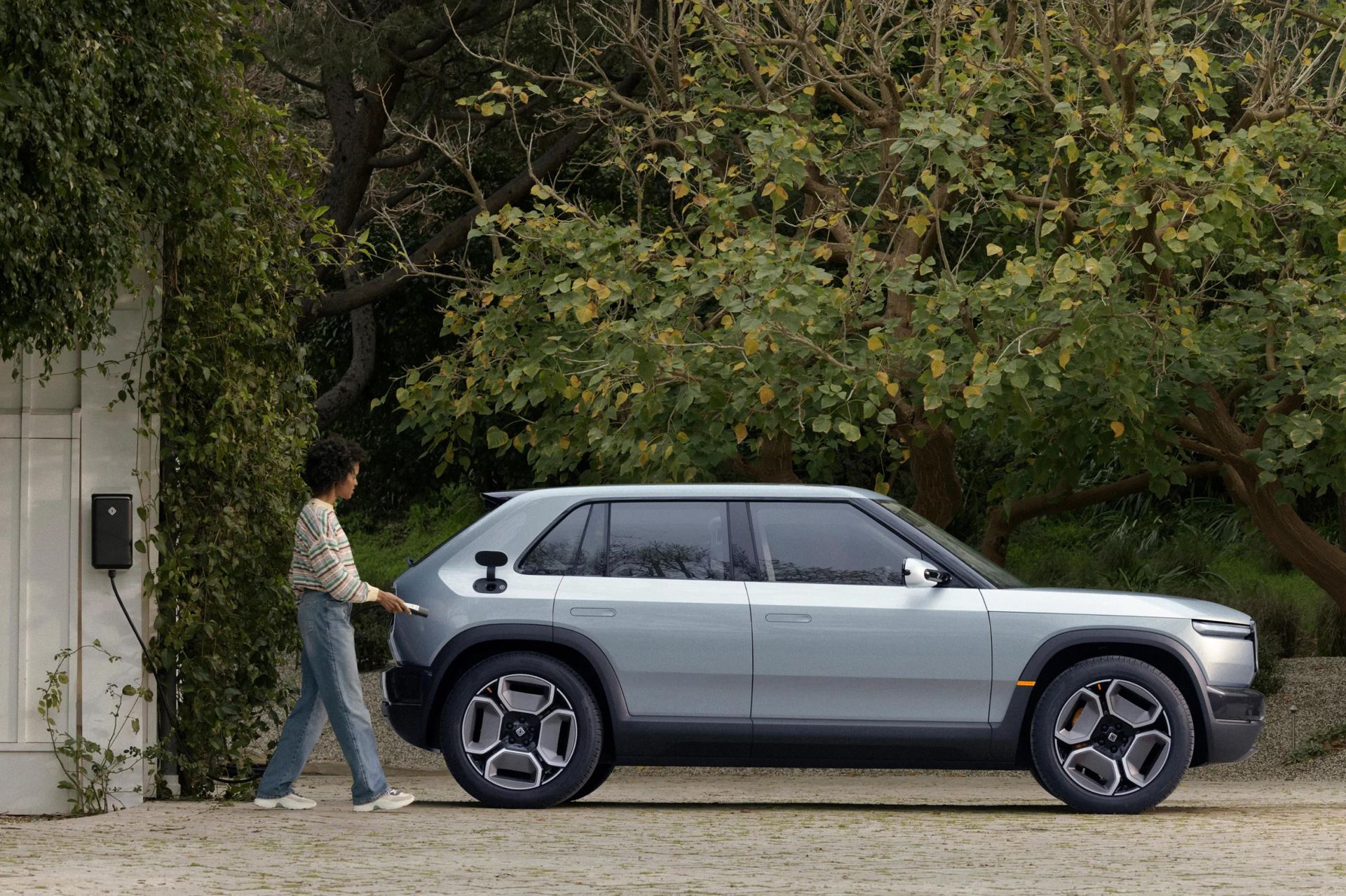 Rivian reveals US$45,000 electric R2 SUV, to bow 2026 - Reviews | Driving