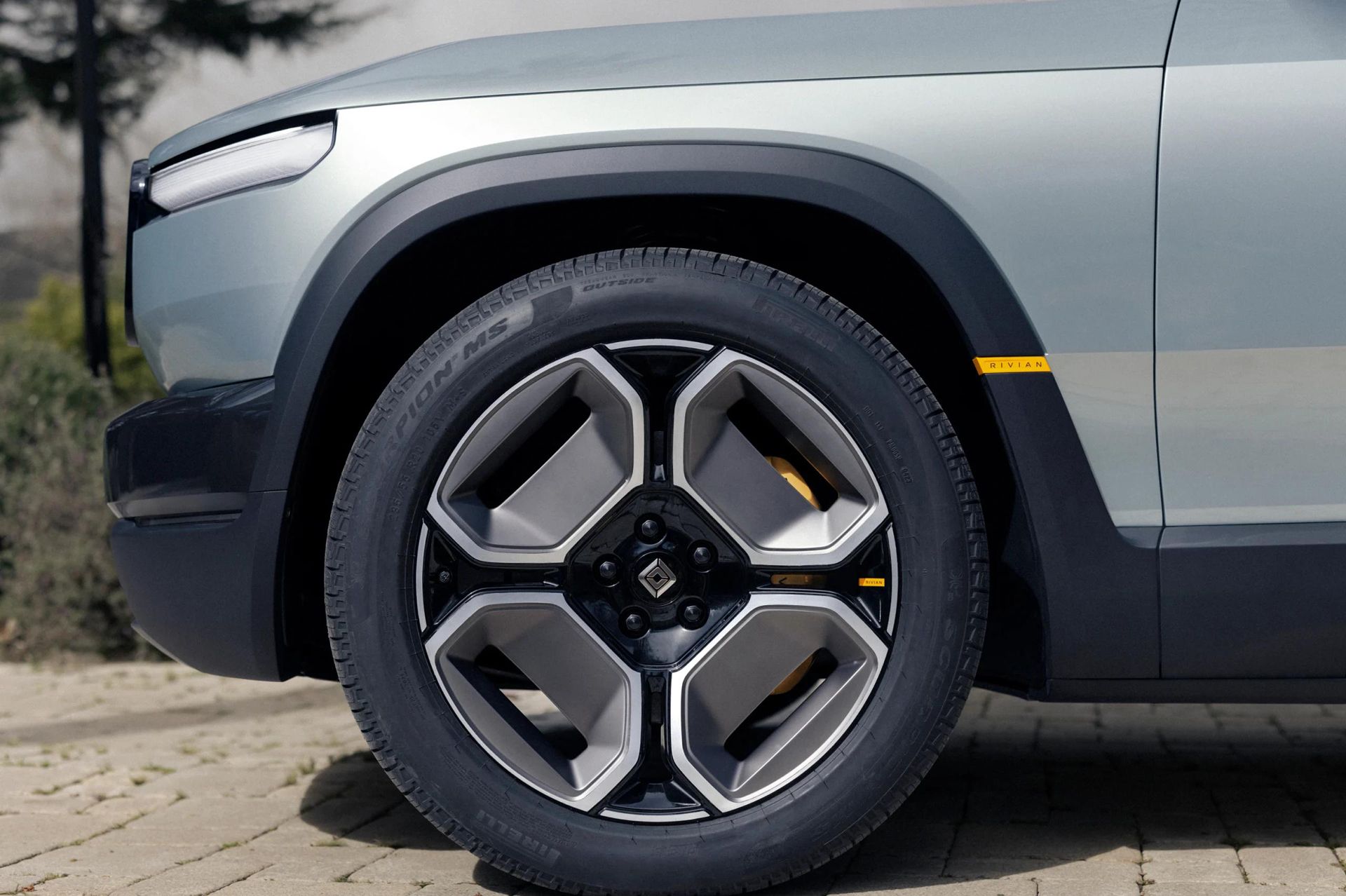 Rivian reveals US$45,000 electric R2 SUV, to bow 2026 - Reviews | Driving