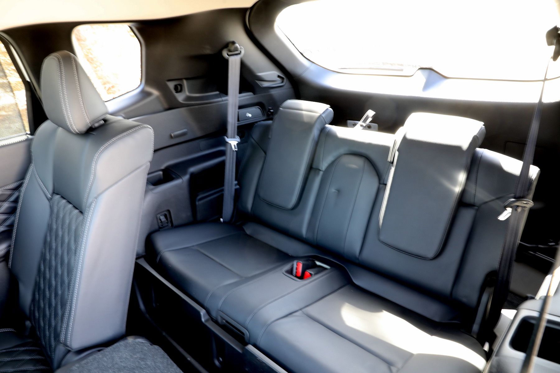 2024 Volkswagen Tiguan vs Mitsubishi Outlander 3-row SUV Comparison ...