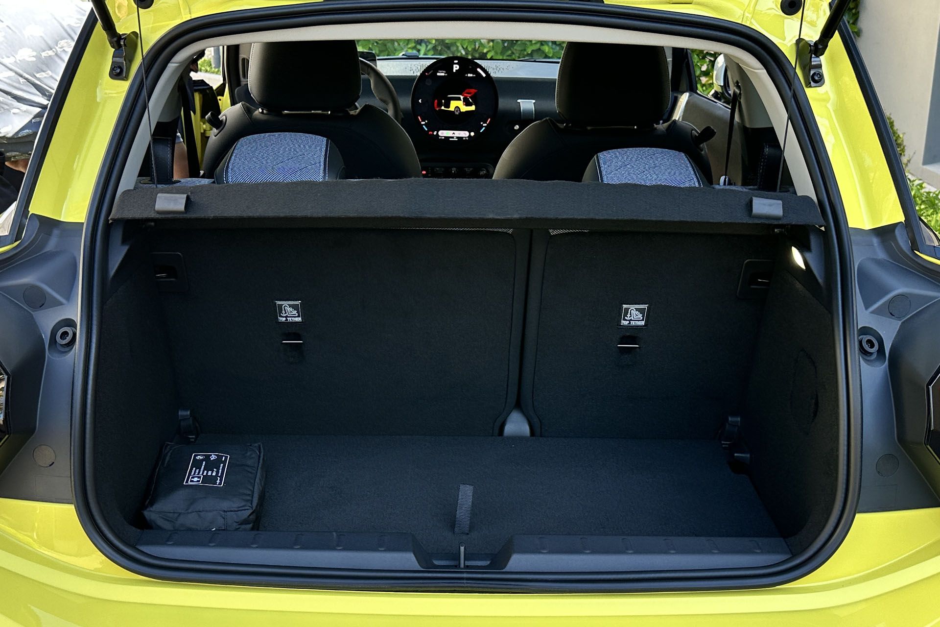 2025 Mini Cooper SE | First Drive Review - Reviews | Driving