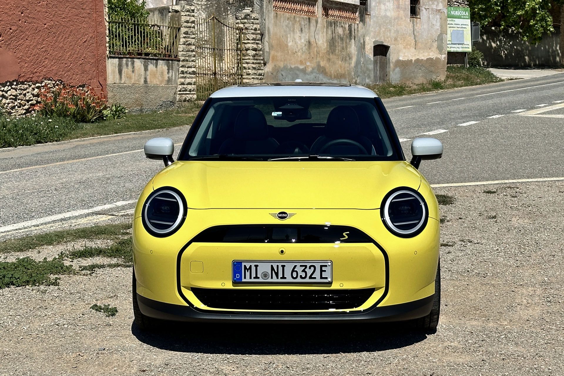 2025 Mini Cooper SE | First Drive Review - Reviews | Driving