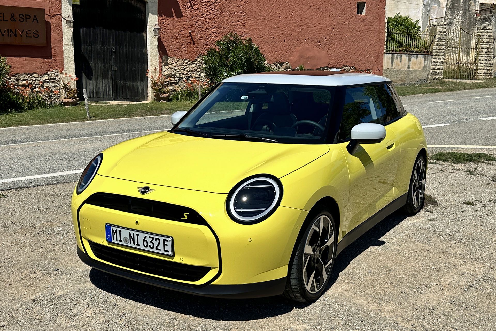2025 Mini Cooper SE | First Drive Review - Reviews | Driving