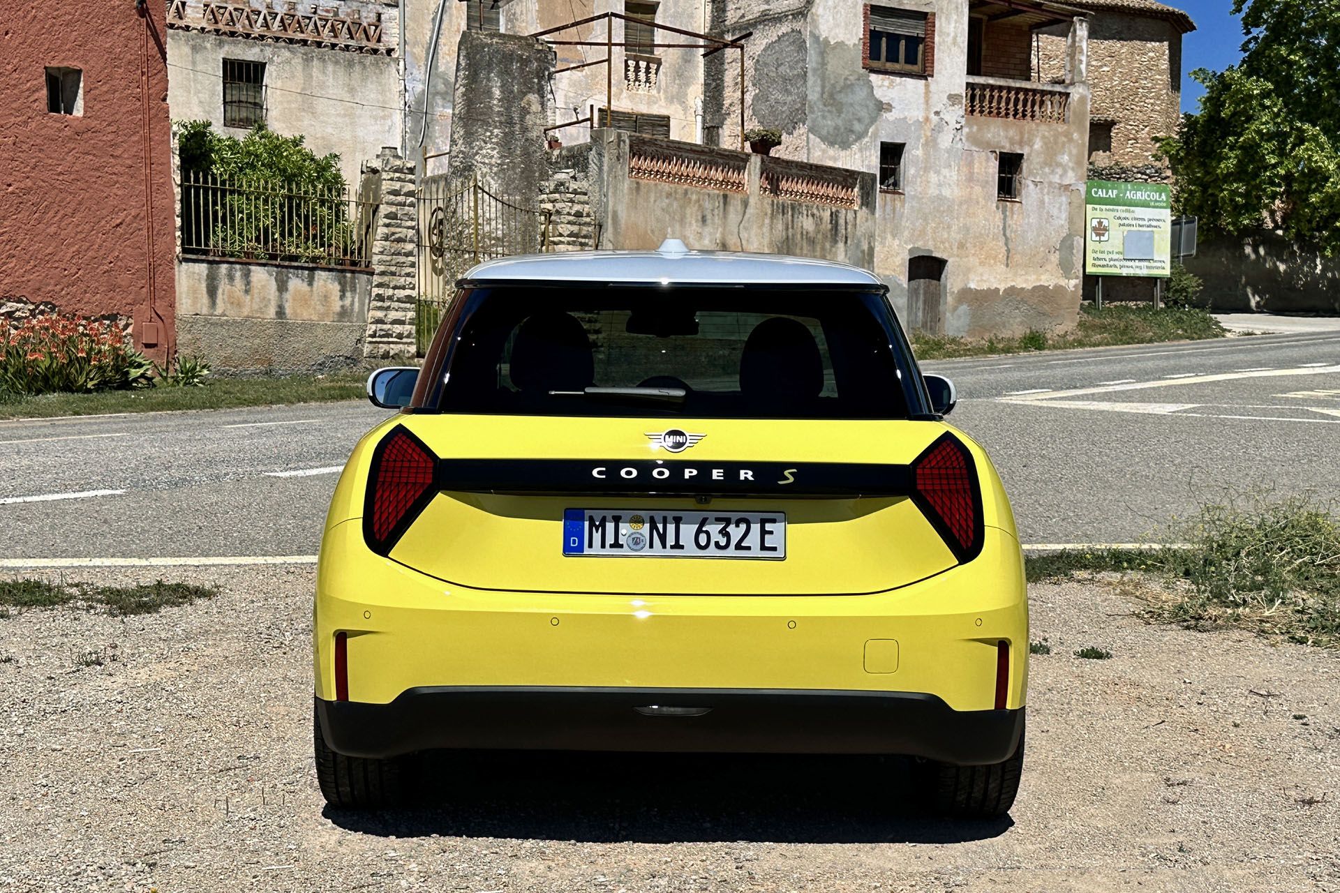 2025 Mini Cooper SE | First Drive Review - Reviews | Driving