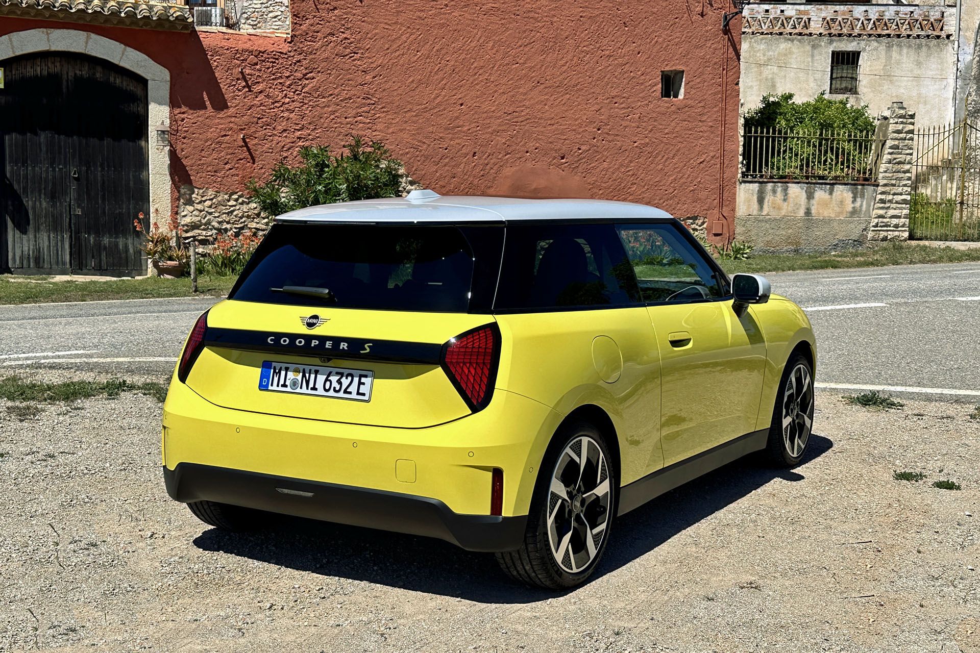 2025 Mini Cooper SE | First Drive Review - Reviews | Driving