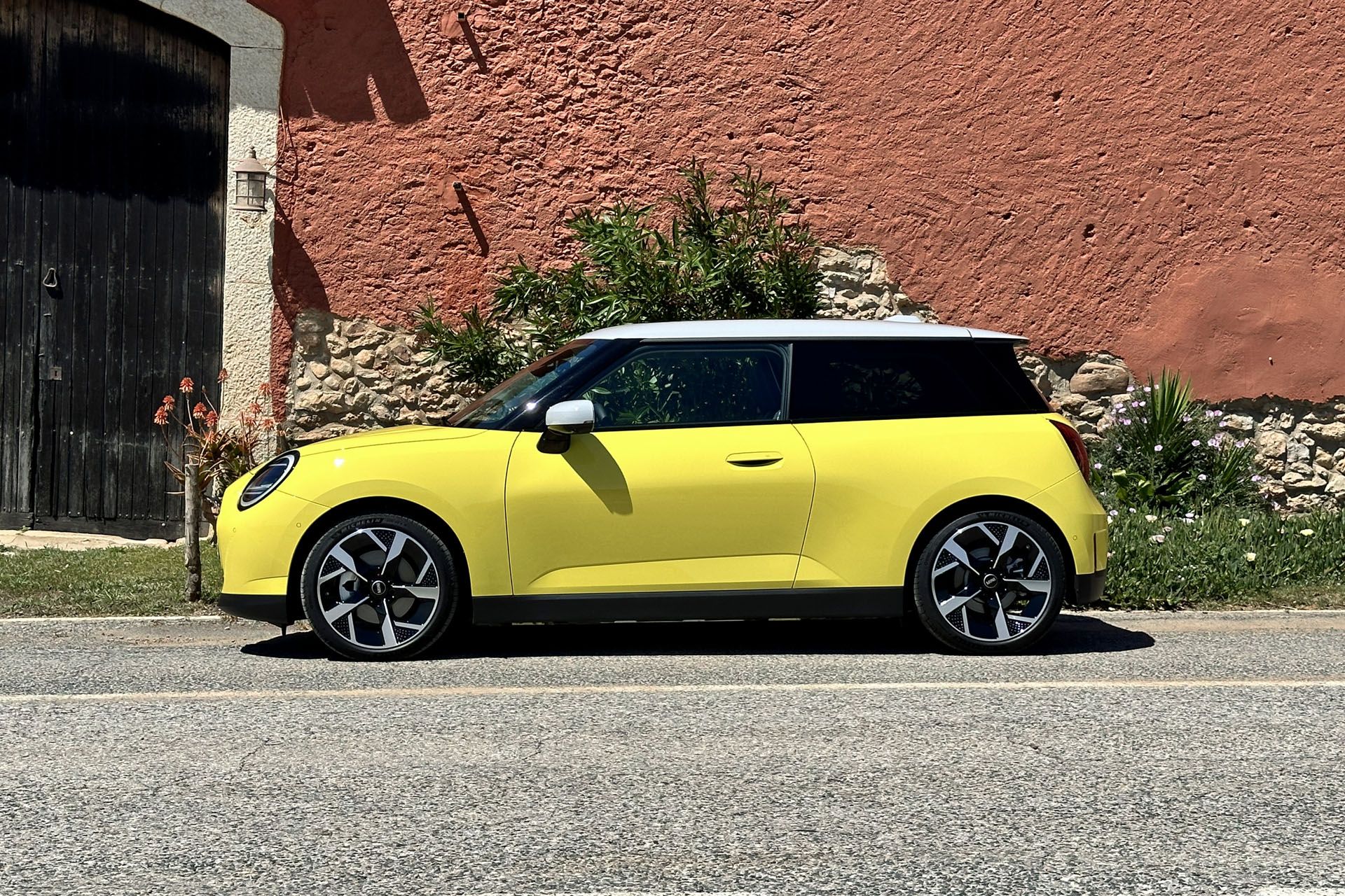 2025 Mini Cooper SE | First Drive Review - Reviews | Driving
