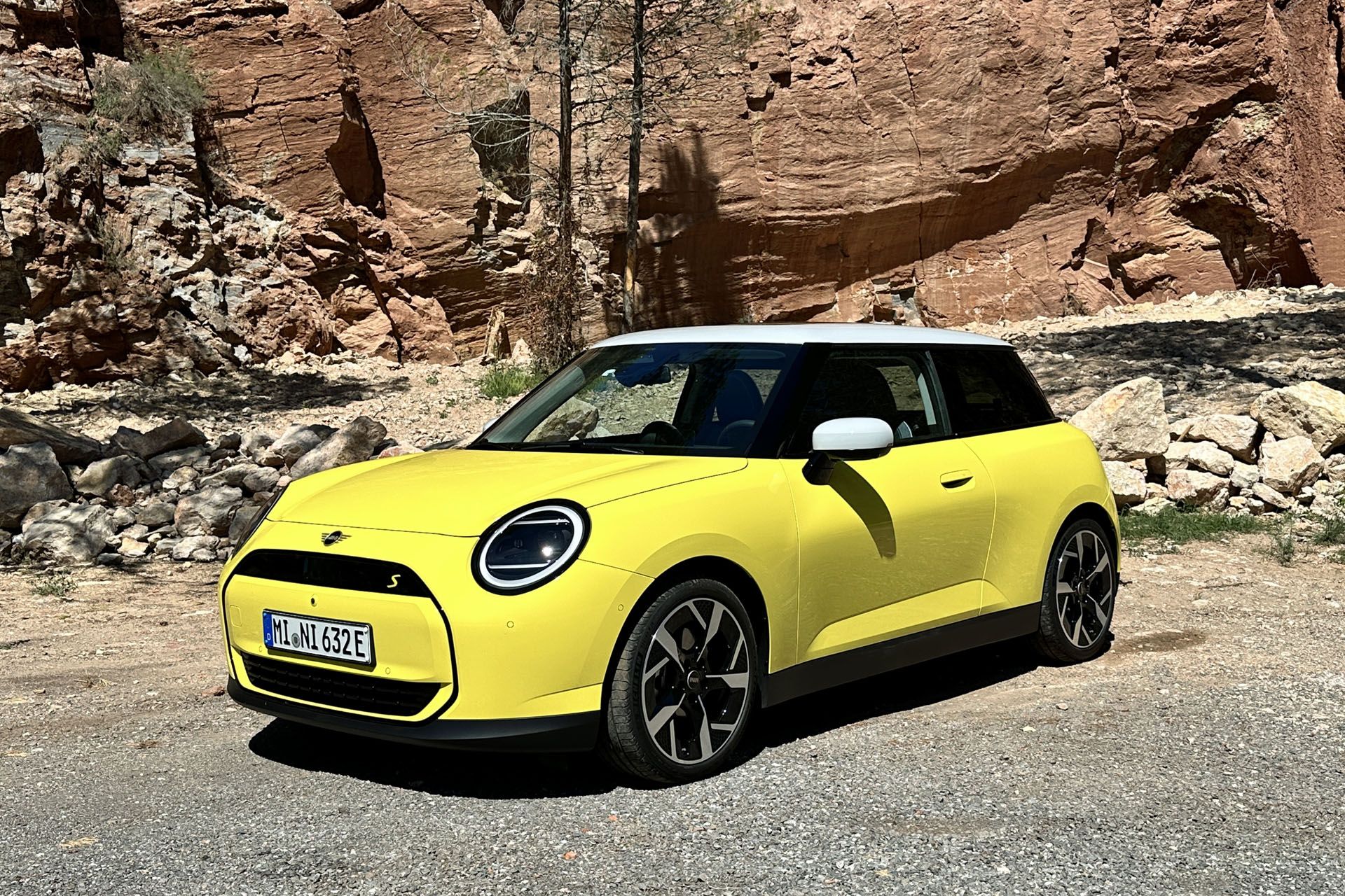 2025 Mini Cooper SE | First Drive Review - Reviews | Driving