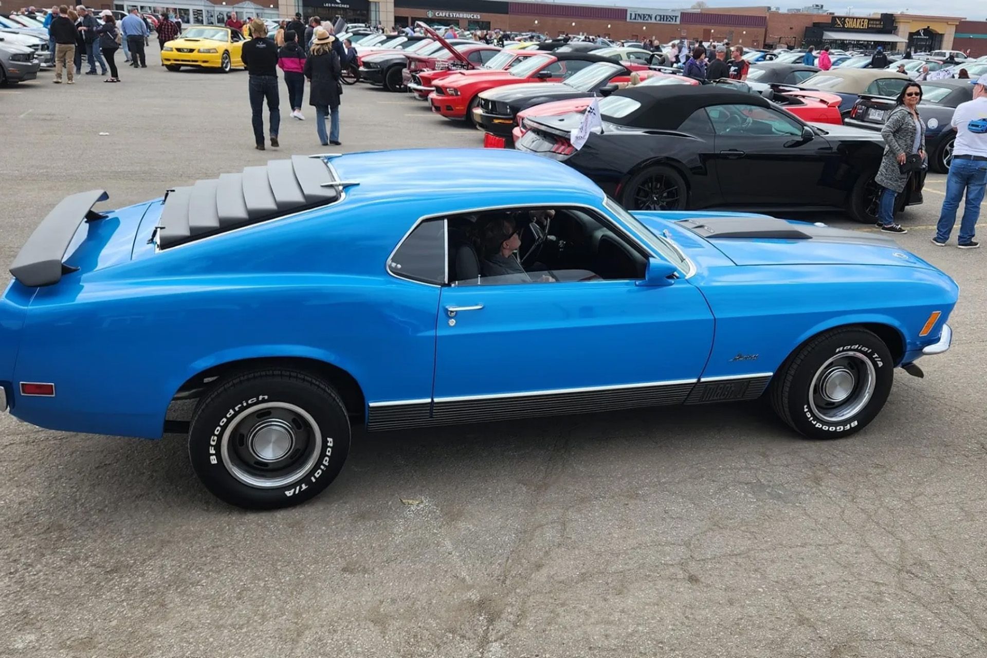 Quebec Ford fanatics pull off world-record 1,889-Mustang convoy | Driving