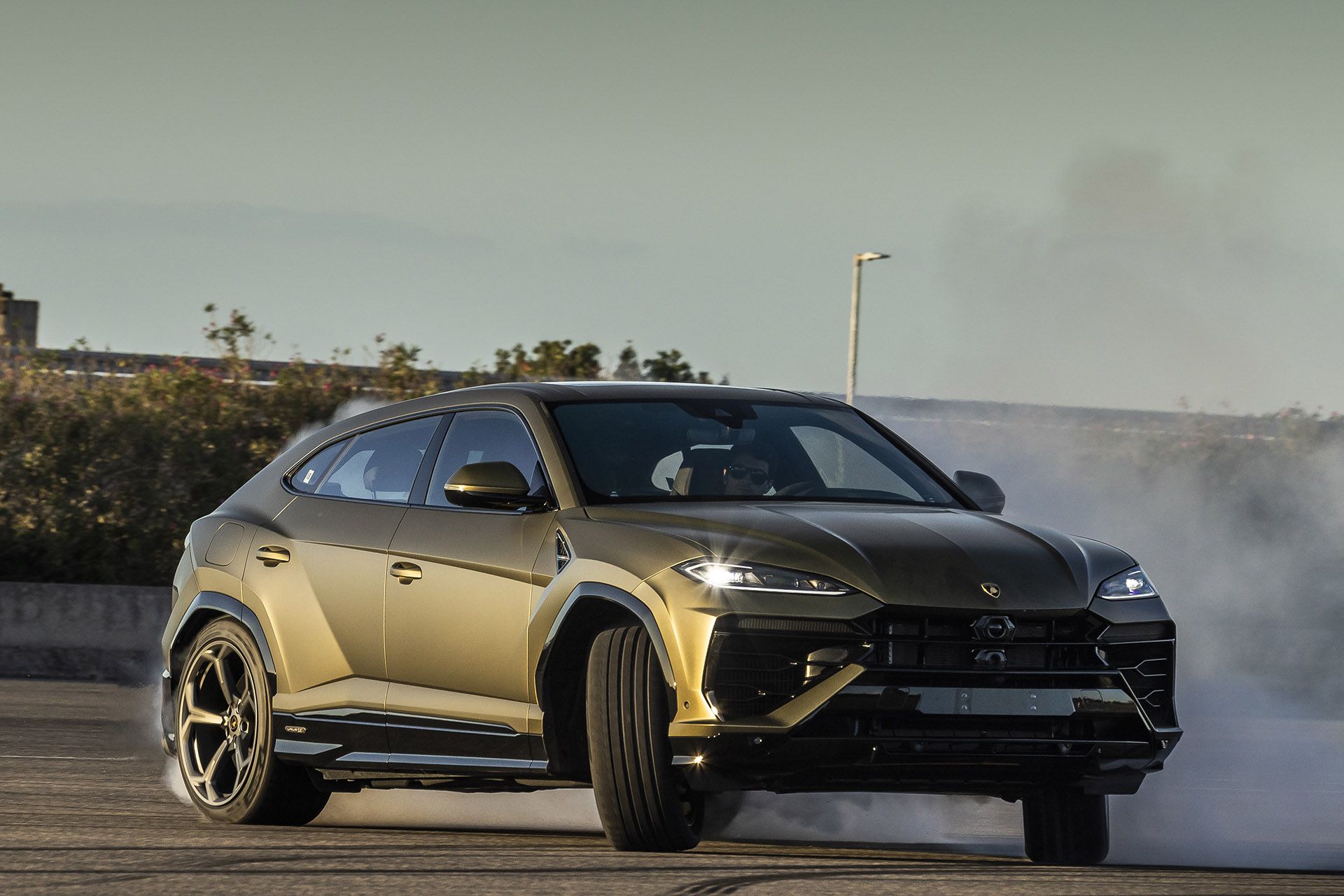 2025 Lamborghini Urus SE is a brilliant, bellowing hybrid smoke-show ...