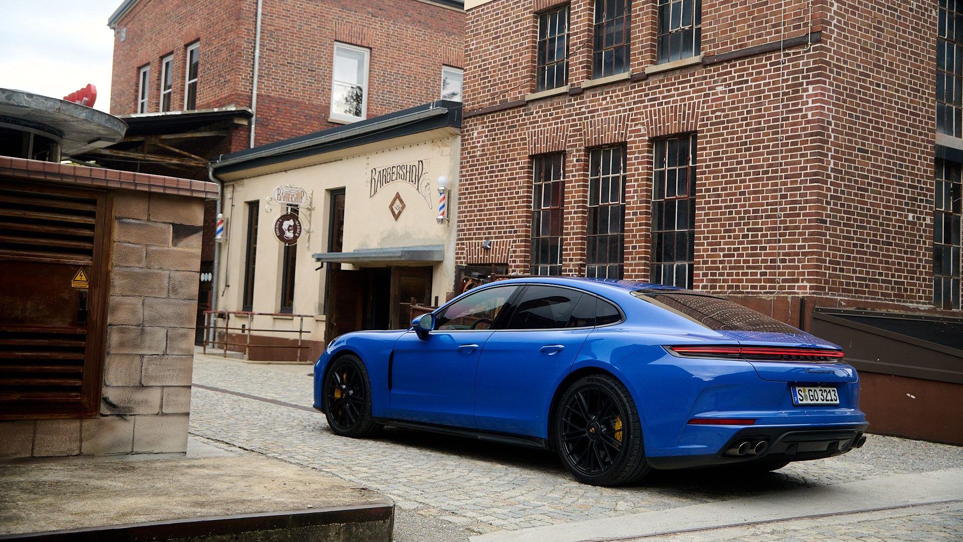 2025 Porsche Panamera GTS | Car Review - Reviews | Driving