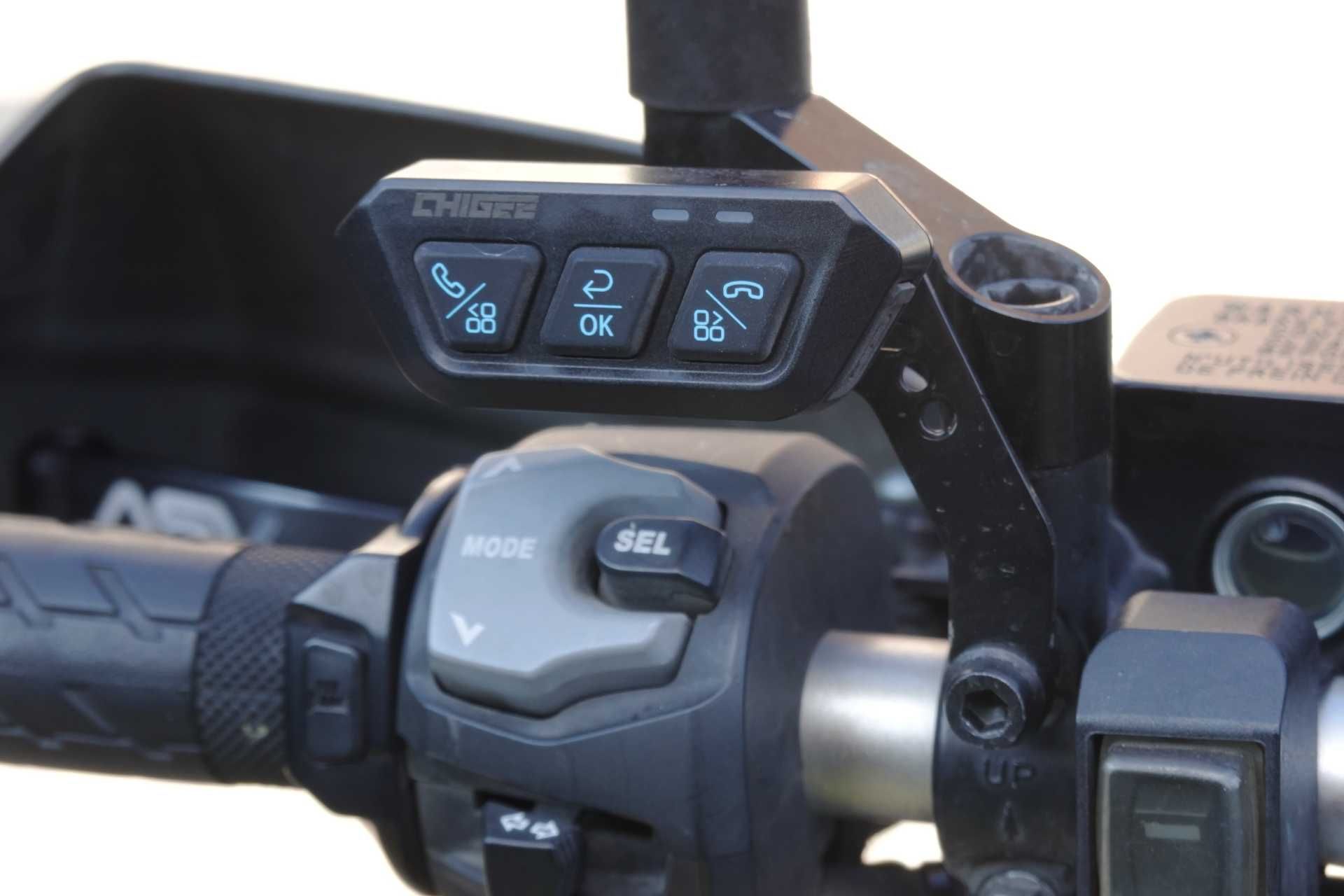 Chigee AIO-5 Lite: Motorcycle Android Auto Apple CarPlay | Driving