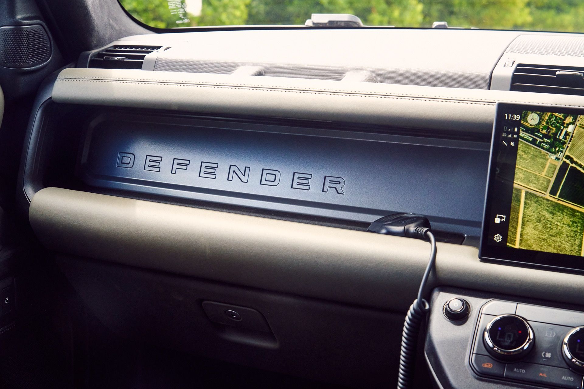 2025 Land Rover Defender Octa | SUV Review - Reviews | Driving