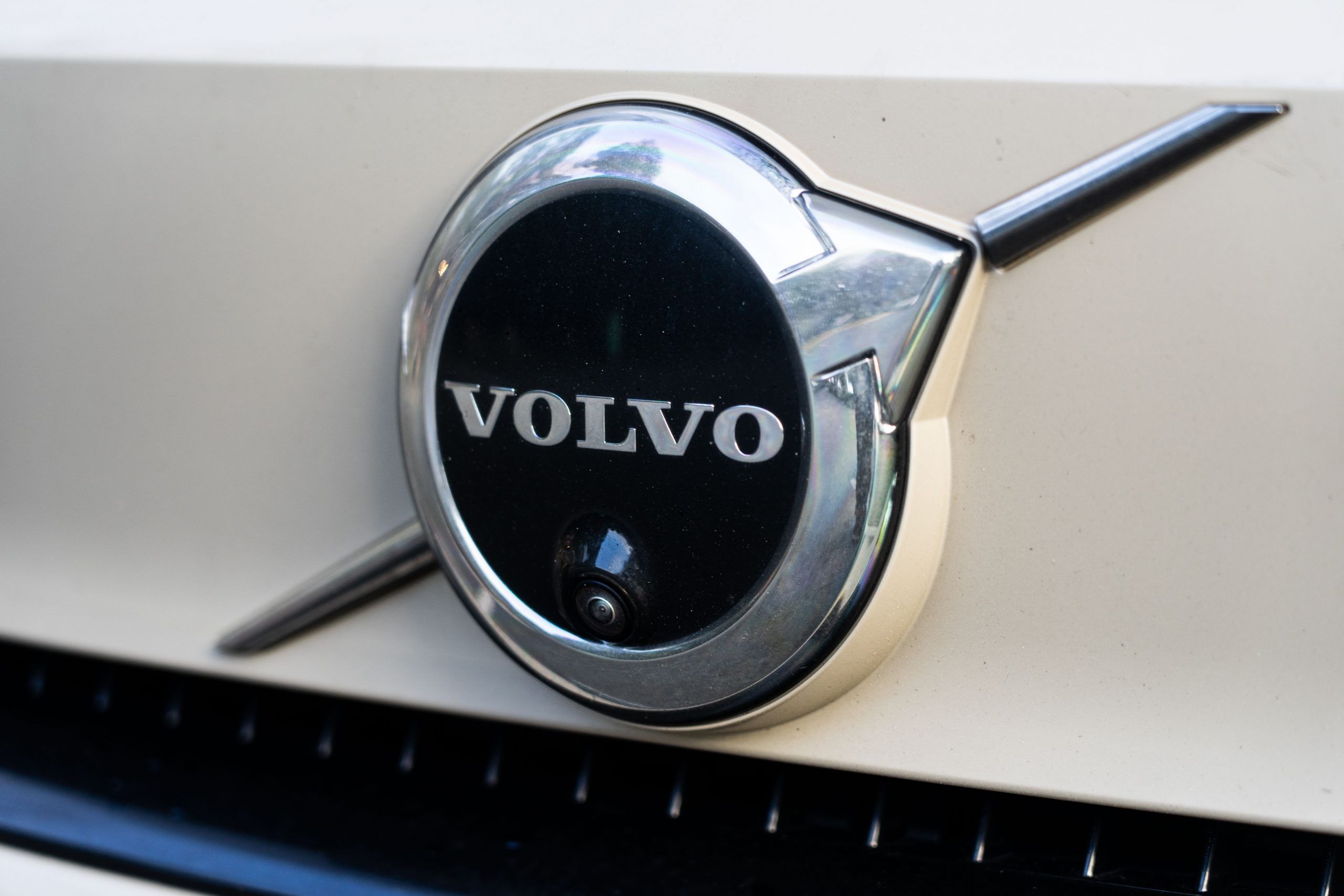 2025 Volvo EX40 Ultra Twin SUV | EV Review - Reviews | Driving