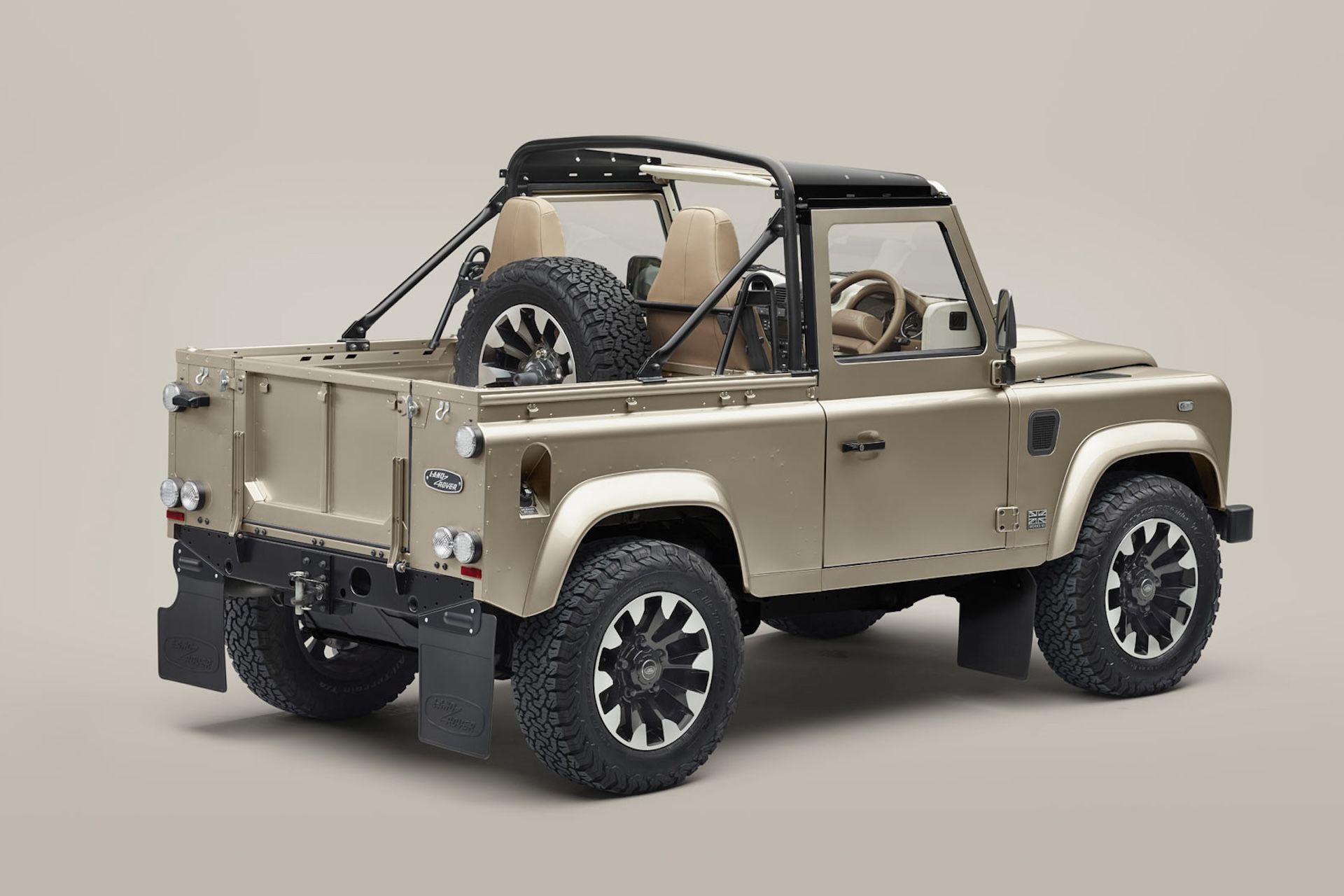 Land Rover expands efforts to restomod its older Defender models | Driving