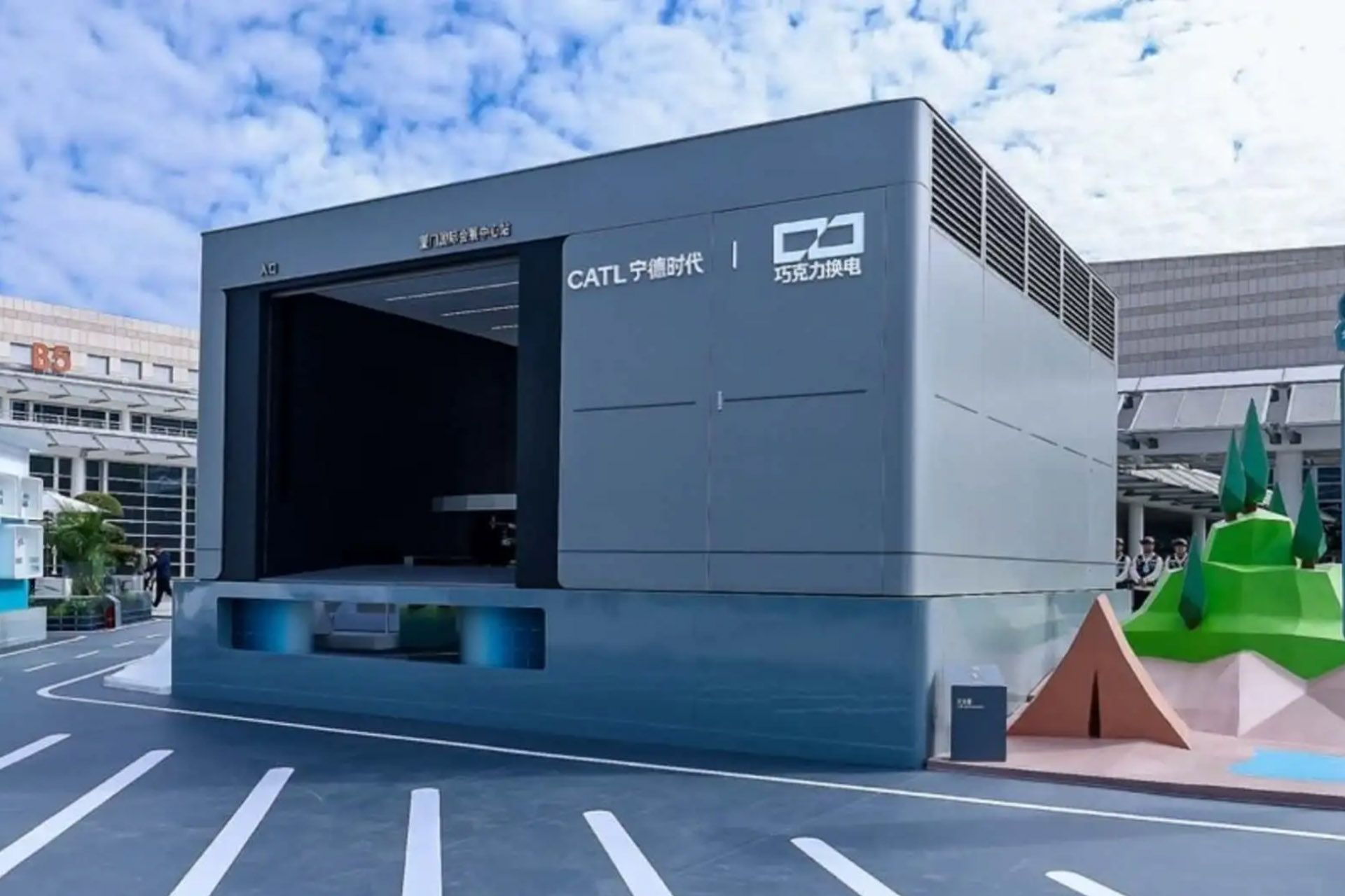 Chinese firms boast new EV battery chemistries, 100-second swaps | Driving