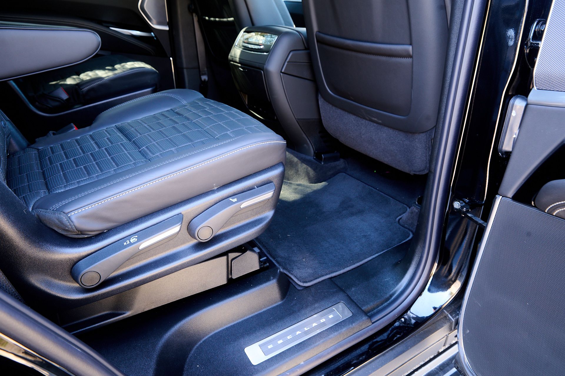 2025 Cadillac Escalade | SUV Review - Reviews | Driving