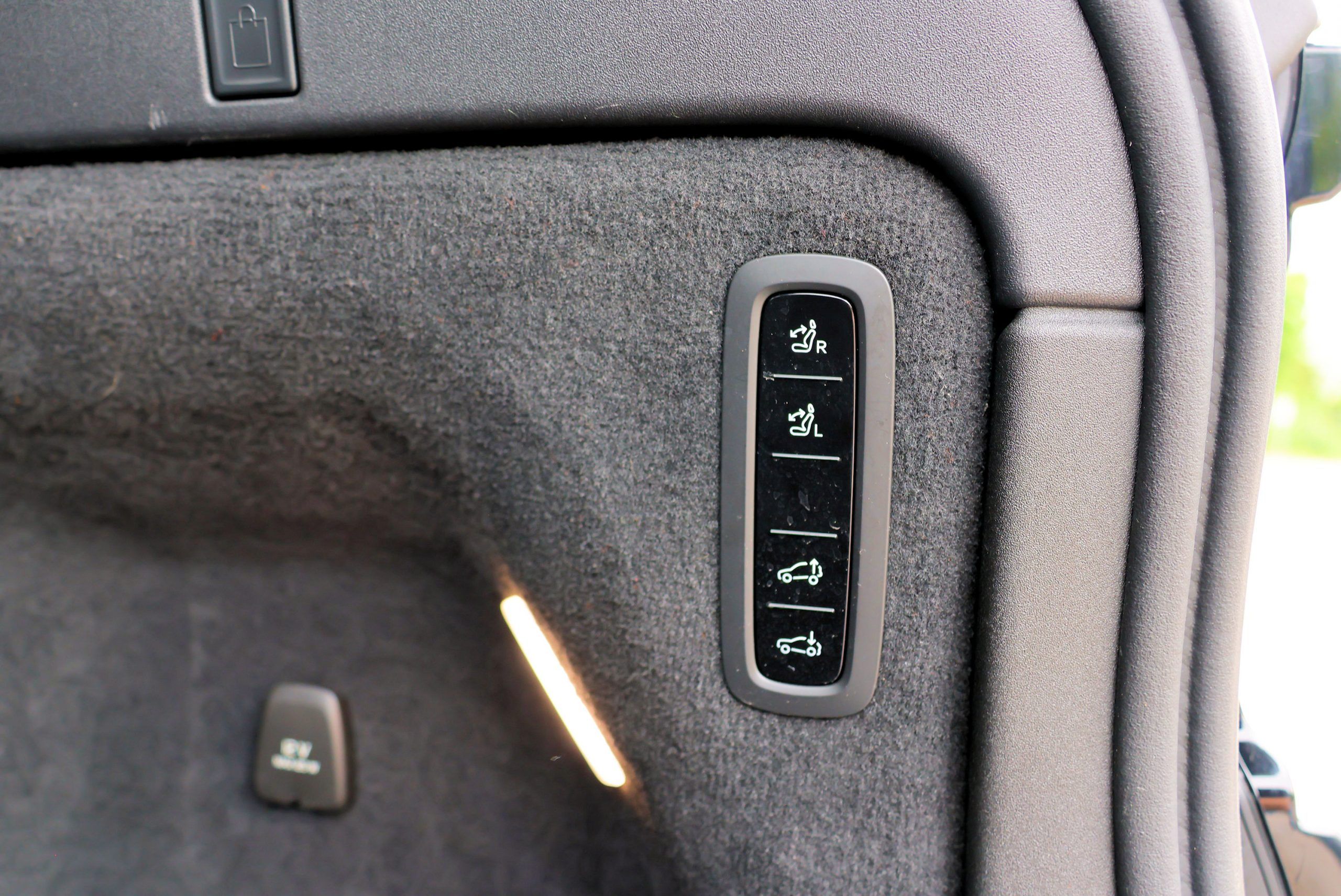 2025 Volvo EX90 EV Review - Reviews | Driving