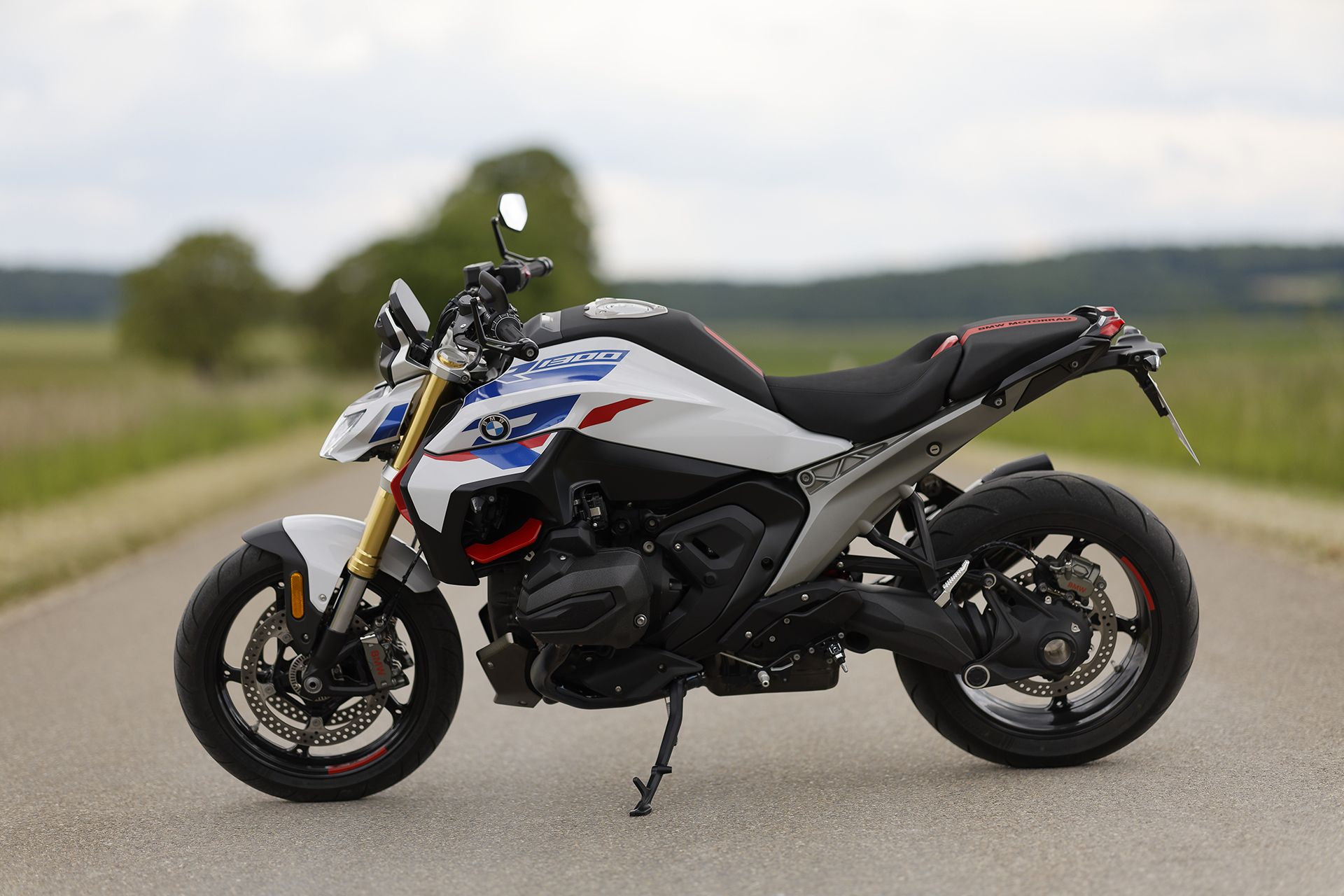2026 BMW R1300 R Motorcycle Review - Reviews | Driving