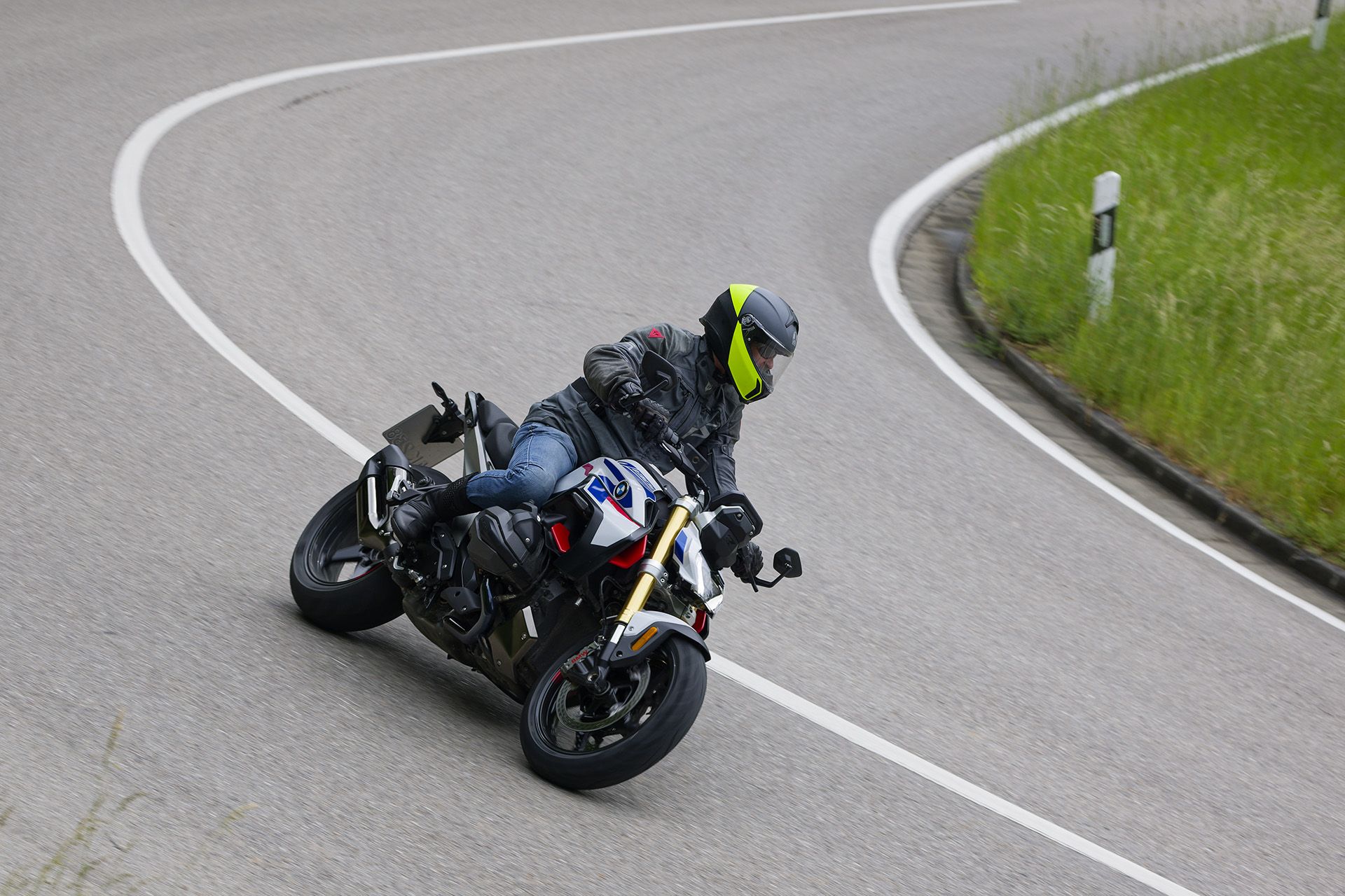 2026 BMW R1300 R Motorcycle Review - Reviews | Driving