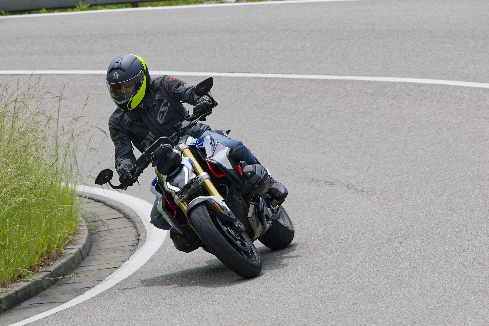 2026 BMW R1300 R Motorcycle Review - Reviews | Driving