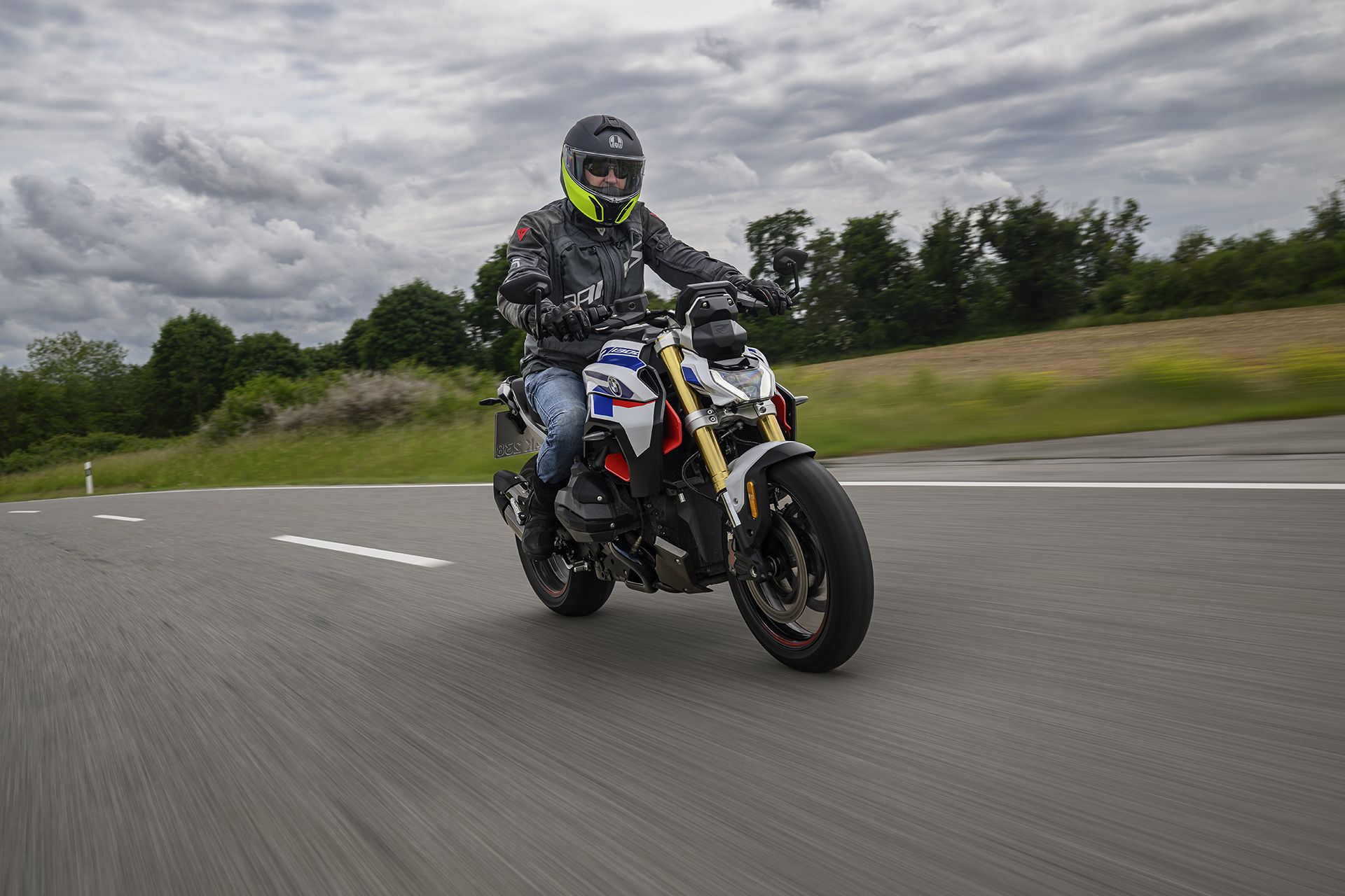 2026 BMW R1300 R Motorcycle Review - Reviews | Driving