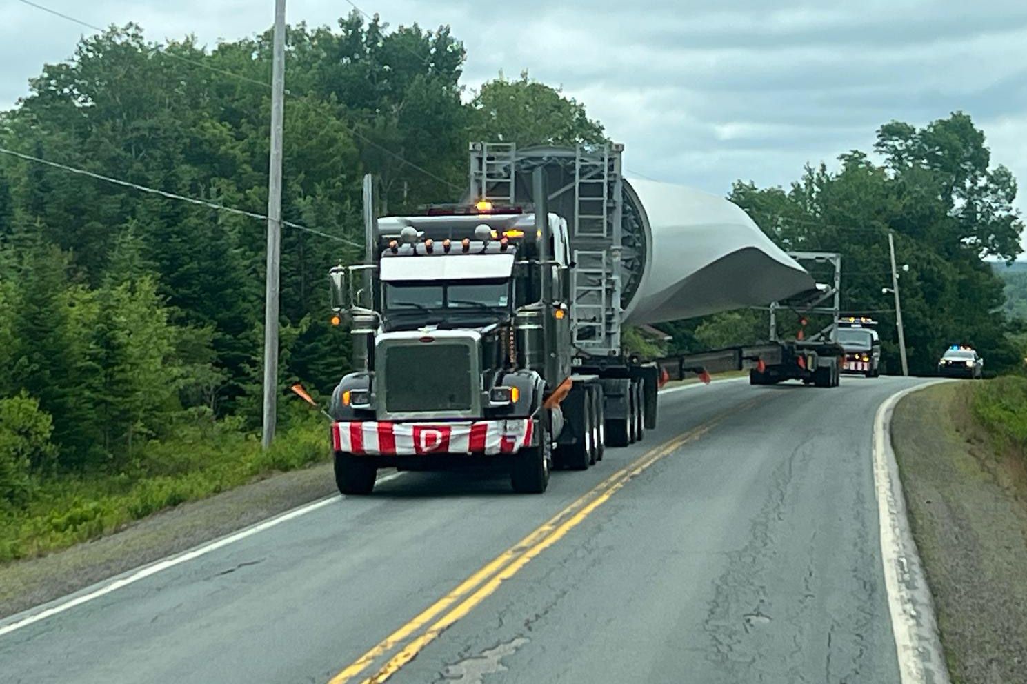 What are pilot/escort trucks, and how do you stay safe around them ...