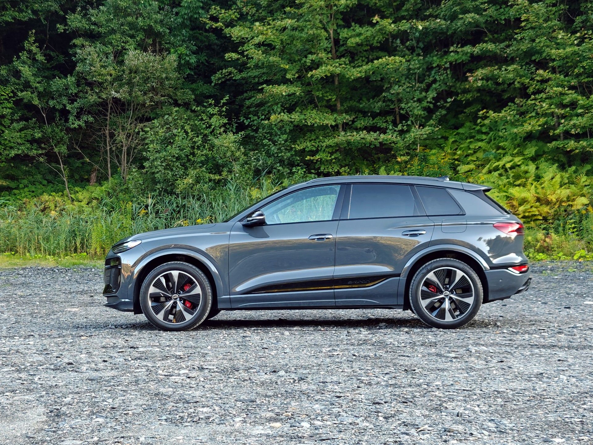 2025 Audi SQ6 e-tron | EV Review - Reviews | Driving