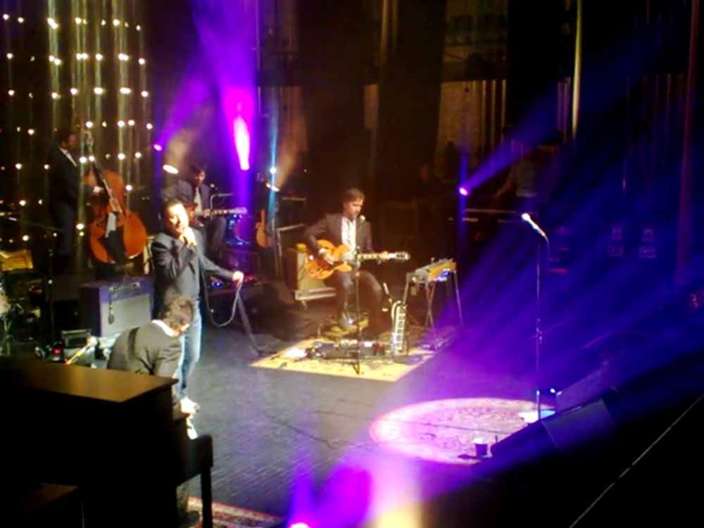 Steve Perry hits the stage for first time in 19 years (with video ...