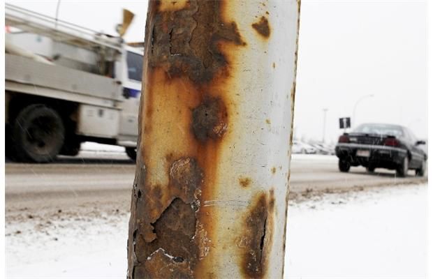 Rusting city street light poles worry councillors | Edmonton Journal