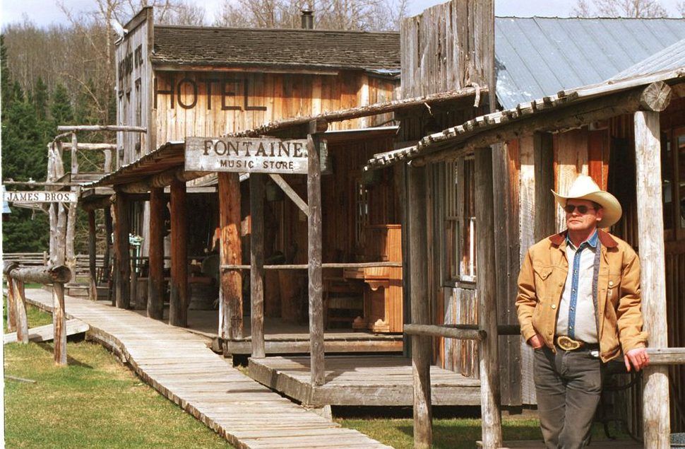 A builder and a dreamer, Leonard Mohr put Em-Te Town on the map ...