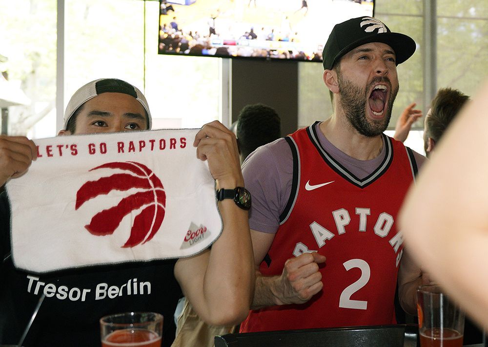 PHOTOS: Toronto Raptors Mania ! | Edmonton Journal