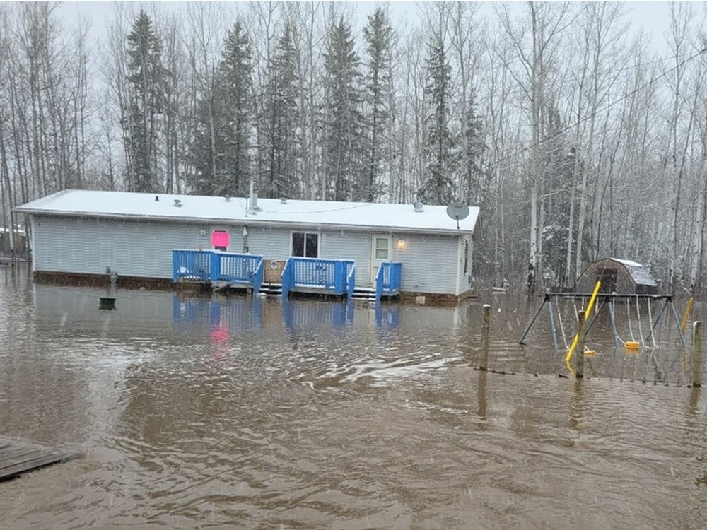 Floods in northern Alberta force thousands to flee their homes ...