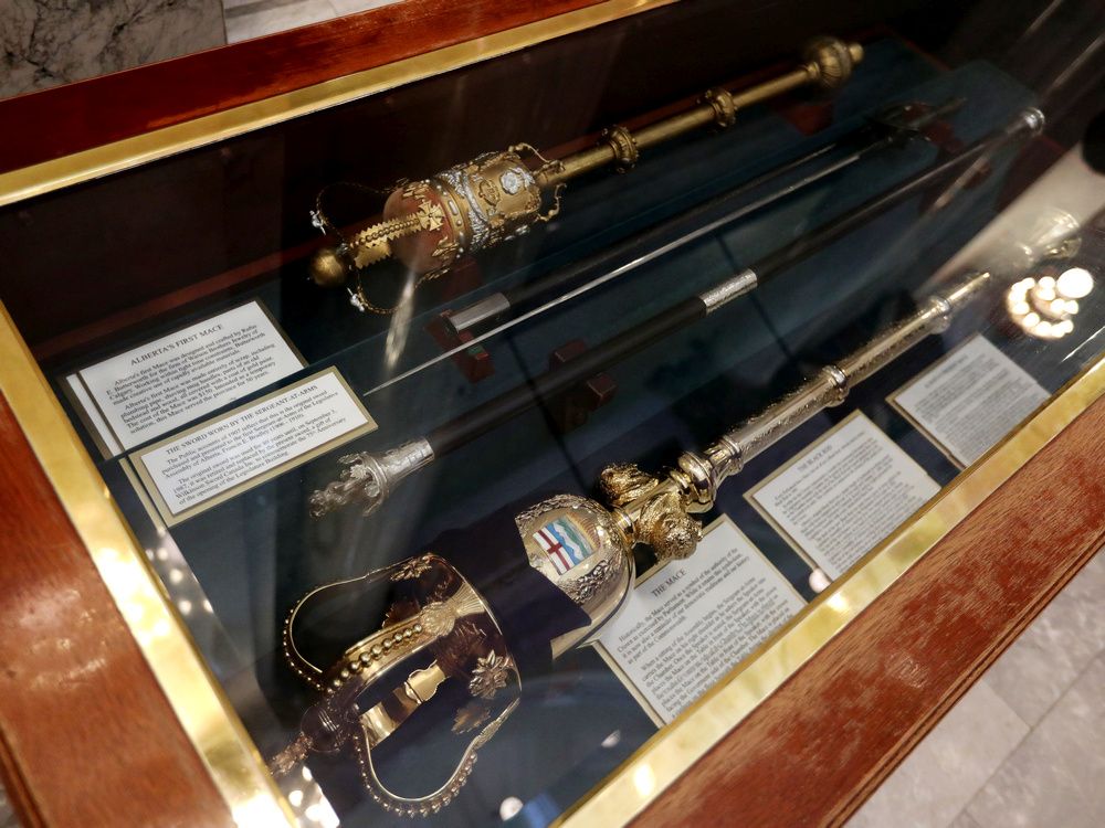 Photos: Edmontonians pay their respects to Queen Elizabeth II ...