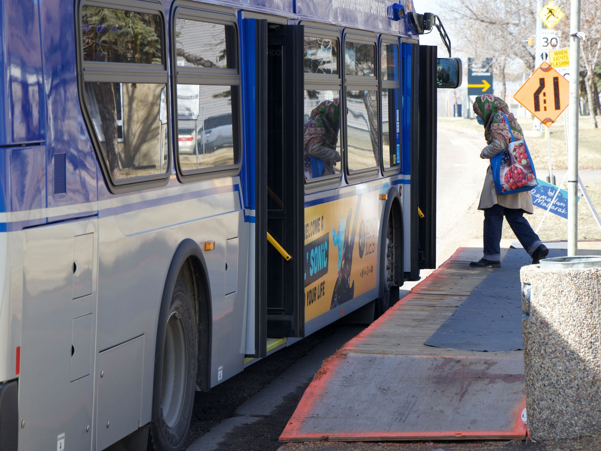 Man stabbed at southeast Edmonton bus stop | Edmonton Journal