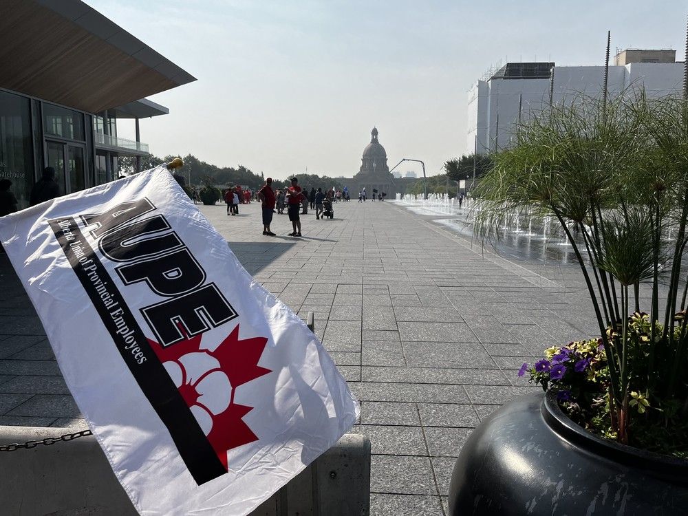 AUPE workers rally for bargaining in Edmonton | Edmonton Journal