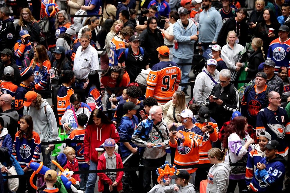 Photos: Oilers fans pack West Edmonton Mall for autograph session ...