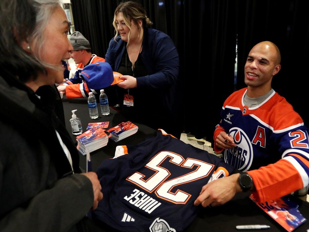 Photos: Oilers fans pack West Edmonton Mall for autograph session ...