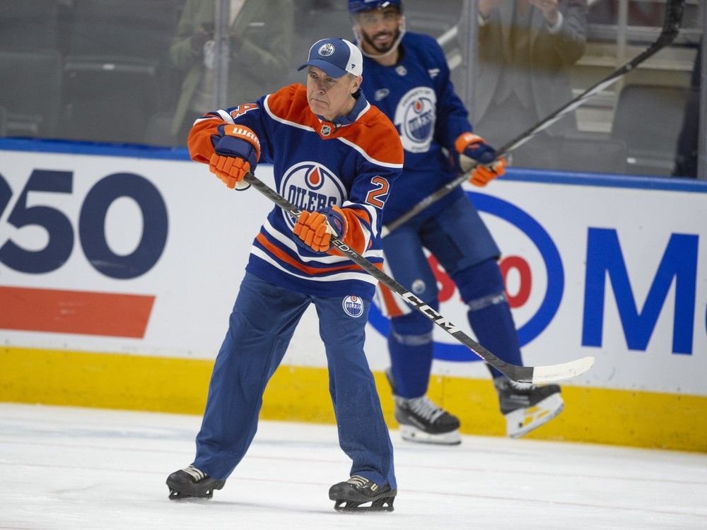 Prime Minister Carney joins Edmonton Oilers on ice in morning skate ...
