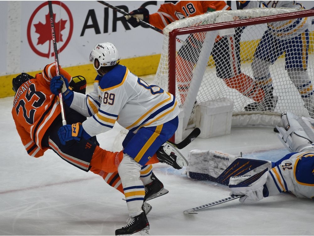 Smith solid in net as Edmonton Oilers slice and dice Sabres | Edmonton Sun