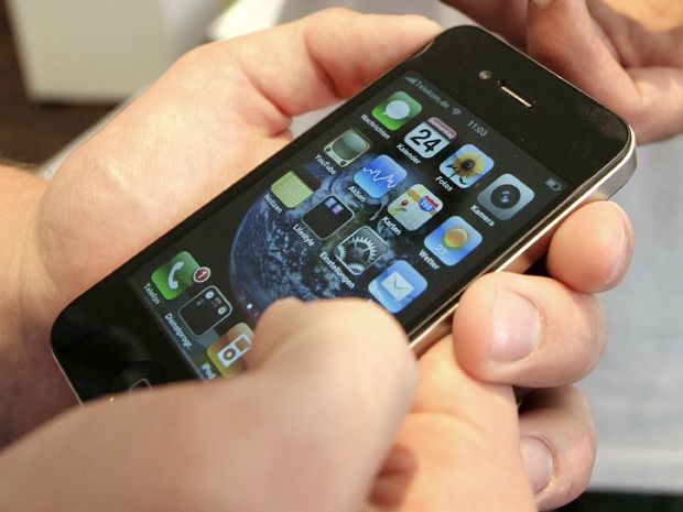 FP Tech Desk: Apple solution to iPhone 4 signal problem fails to ...