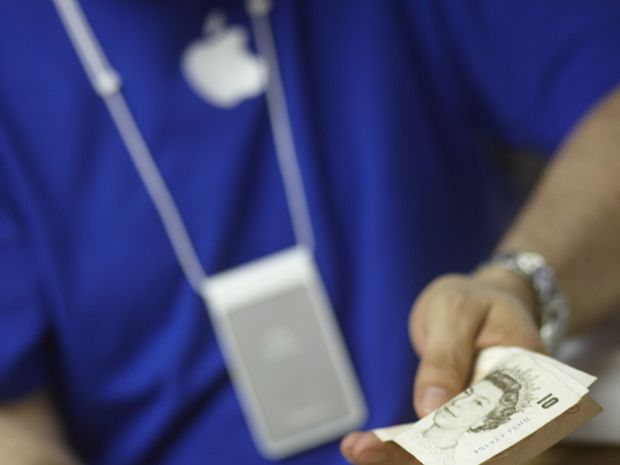 Apple must stop hoarding cash: analyst | Financial Post