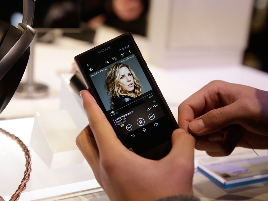 Sony resurrects the Walkman: A high resolution handset with Bluetooth ...