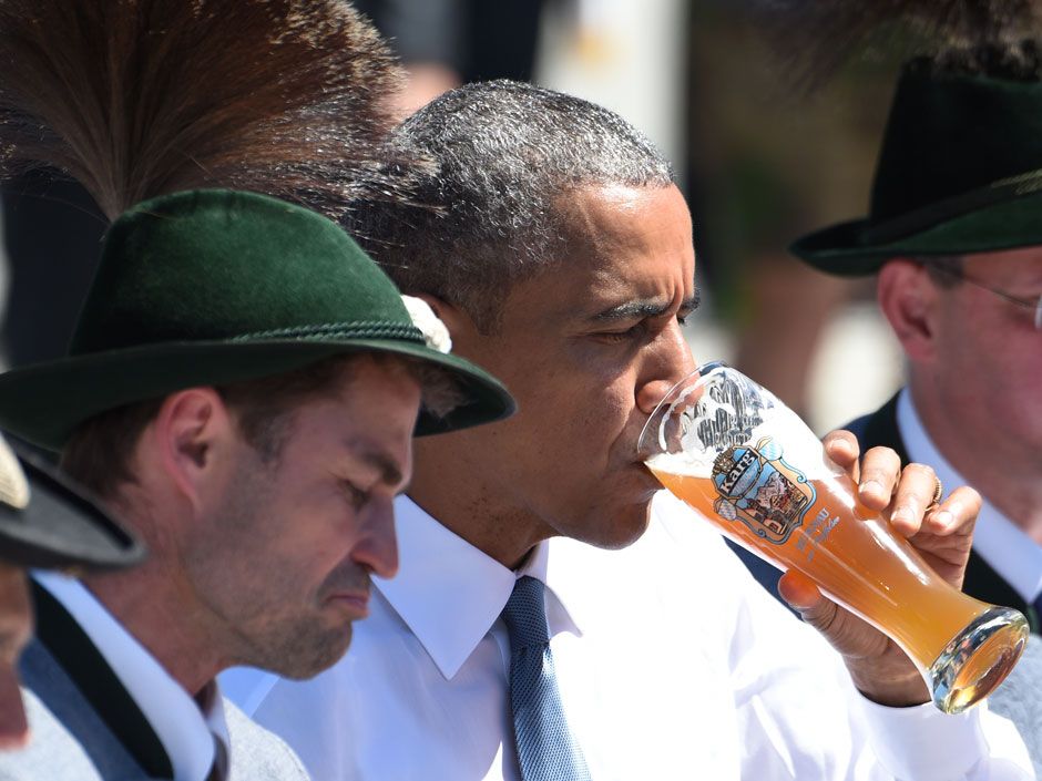 Obama chugs a beer (the non-alcoholic kind) and other candid moments ...