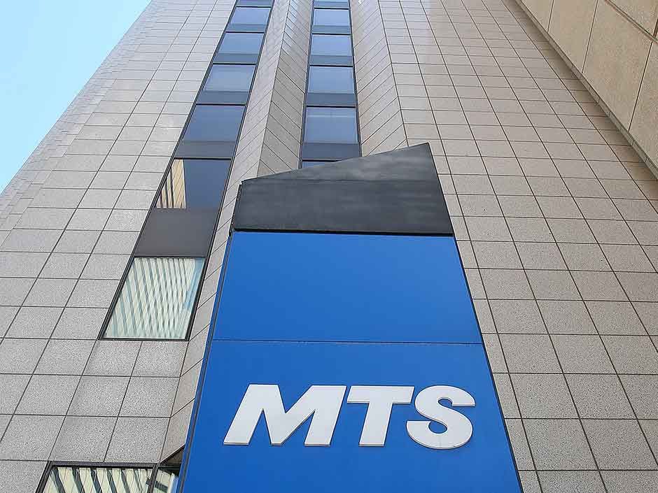 Two bankers, Bruce Rothney and David Leith, were there for birth and ...