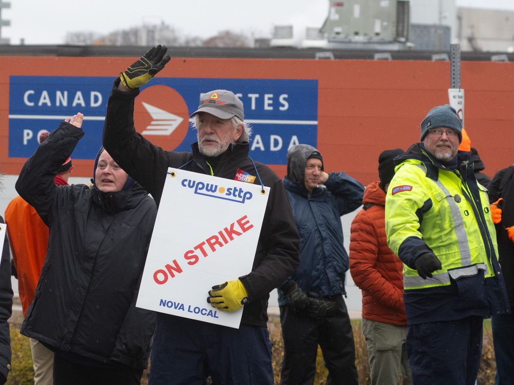 Canada Post strike on day 26 as union sends new proposals | Financial Post