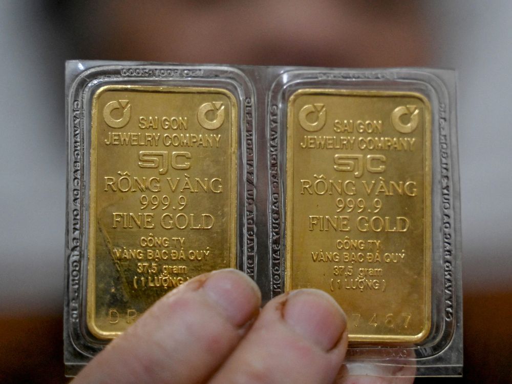 Gold tops $5,500 as record rally picks up pace | Financial Post