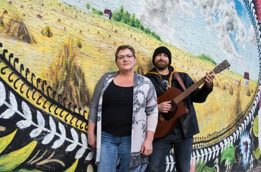 Hear It Live: Dustin Ritter duets with his 'magnetic' singer mom ...