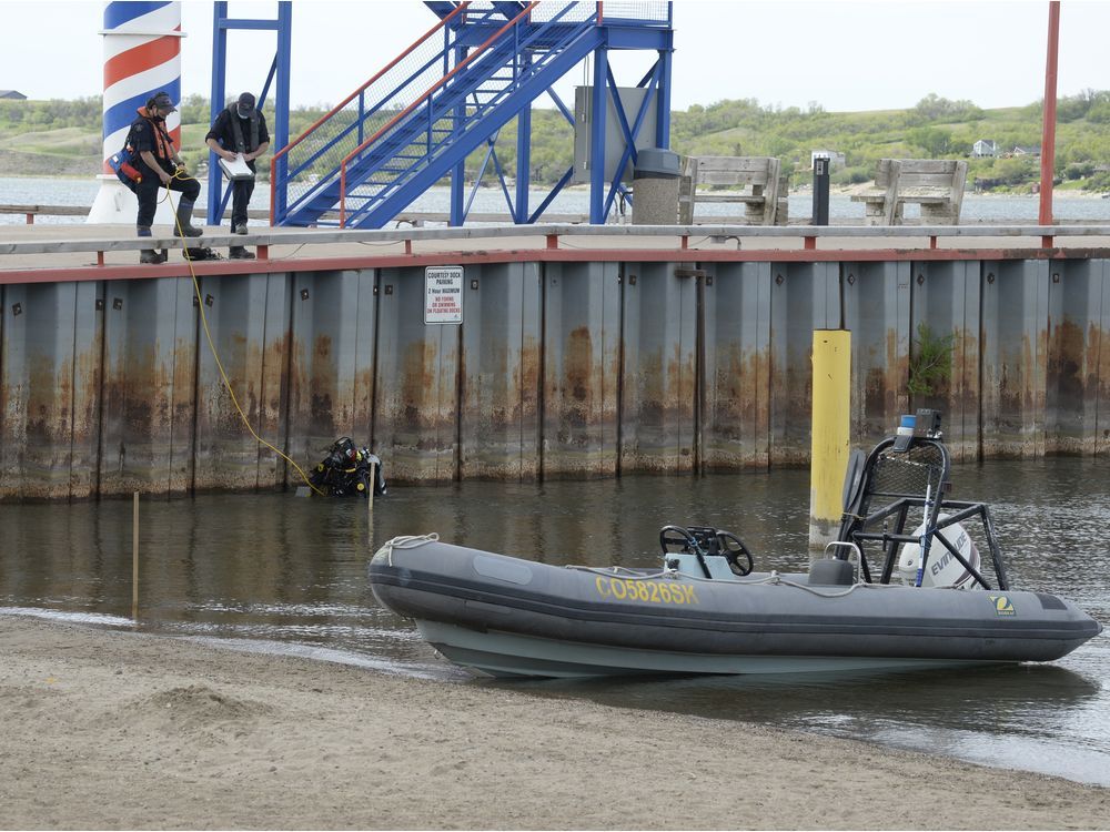 Underwater recovery team combs Regina Beach in Pavelick case | Regina ...