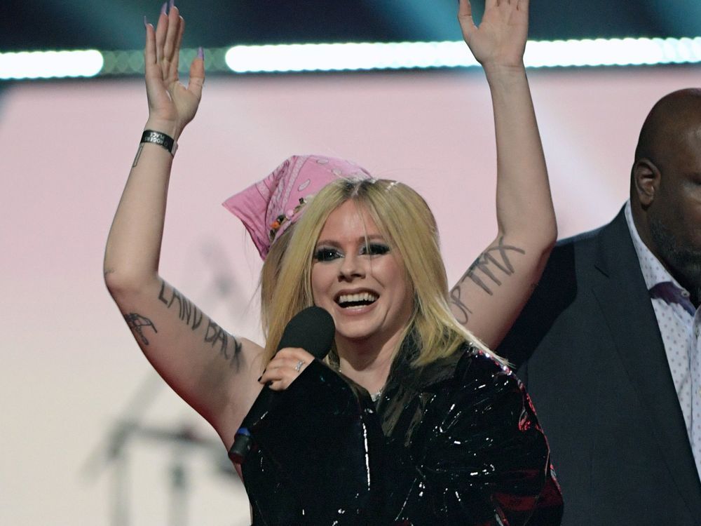'Get the f*** off': Avril Lavigne deals with topless stage invader at ...