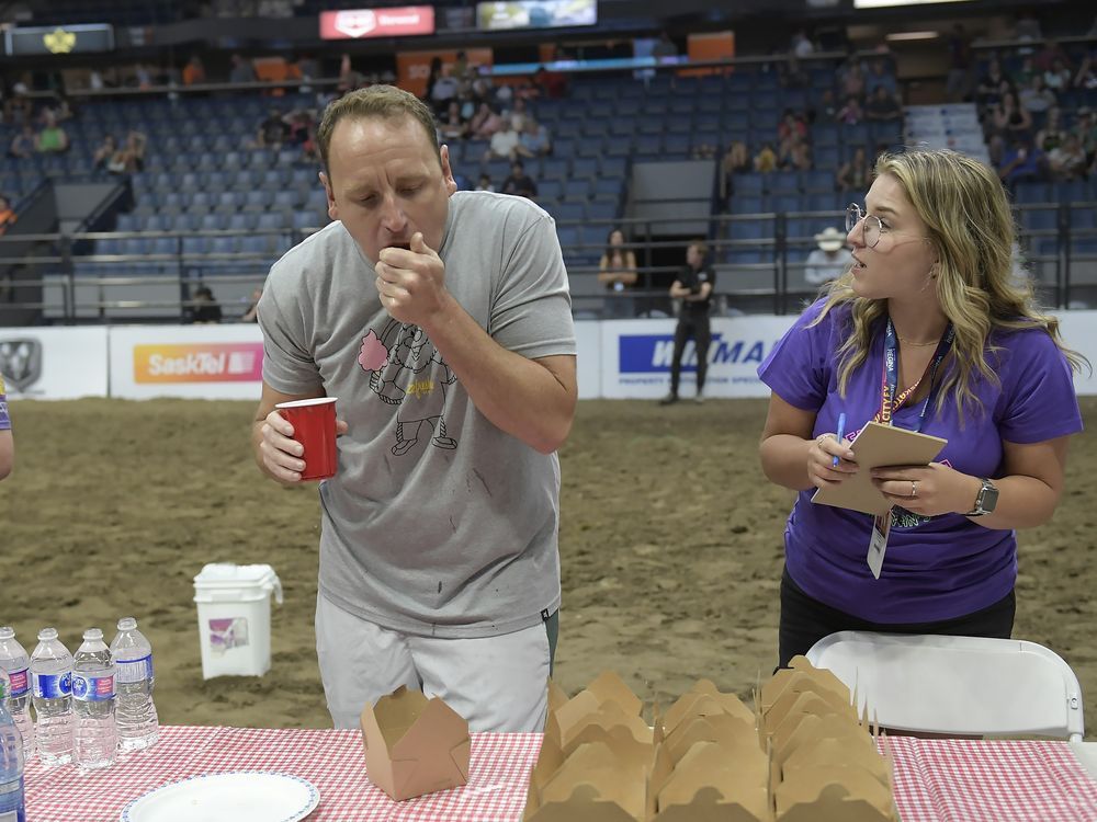 Joey Chestnut downs 304 mini doughnuts at QCX for food bank fundraiser ...