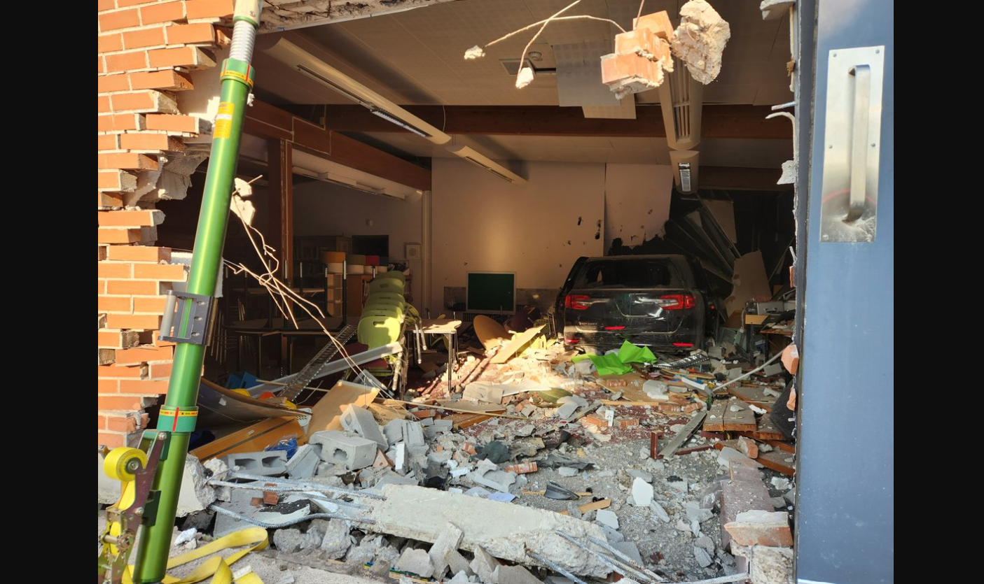 Minivan crashes into elementary school, teenage driver hurt: OPP ...